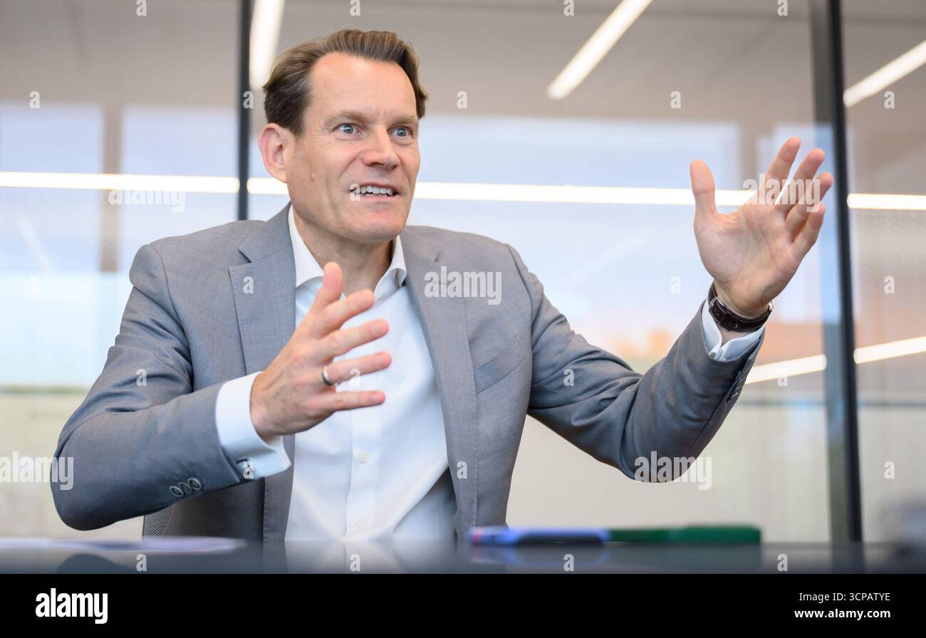 PRODUCTION - 25 September 2025, Lower Saxony, Hanover: Nikolai Setzer ...