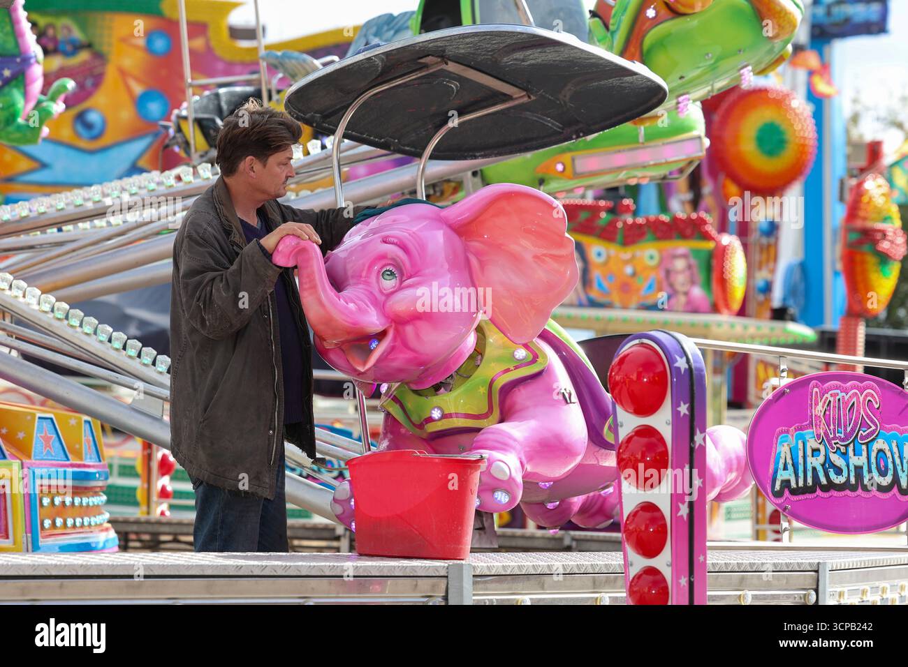 25 September 2025, Saxony-Anhalt, Magdeburg: Showman Alexander Welte ...