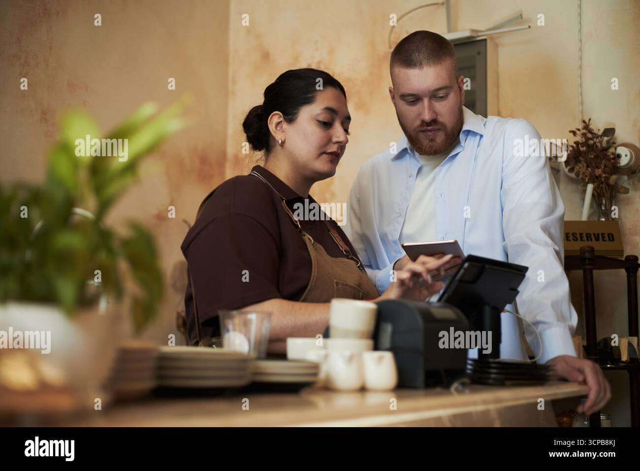 Man cash register hi-res stock photography and images - Alamy