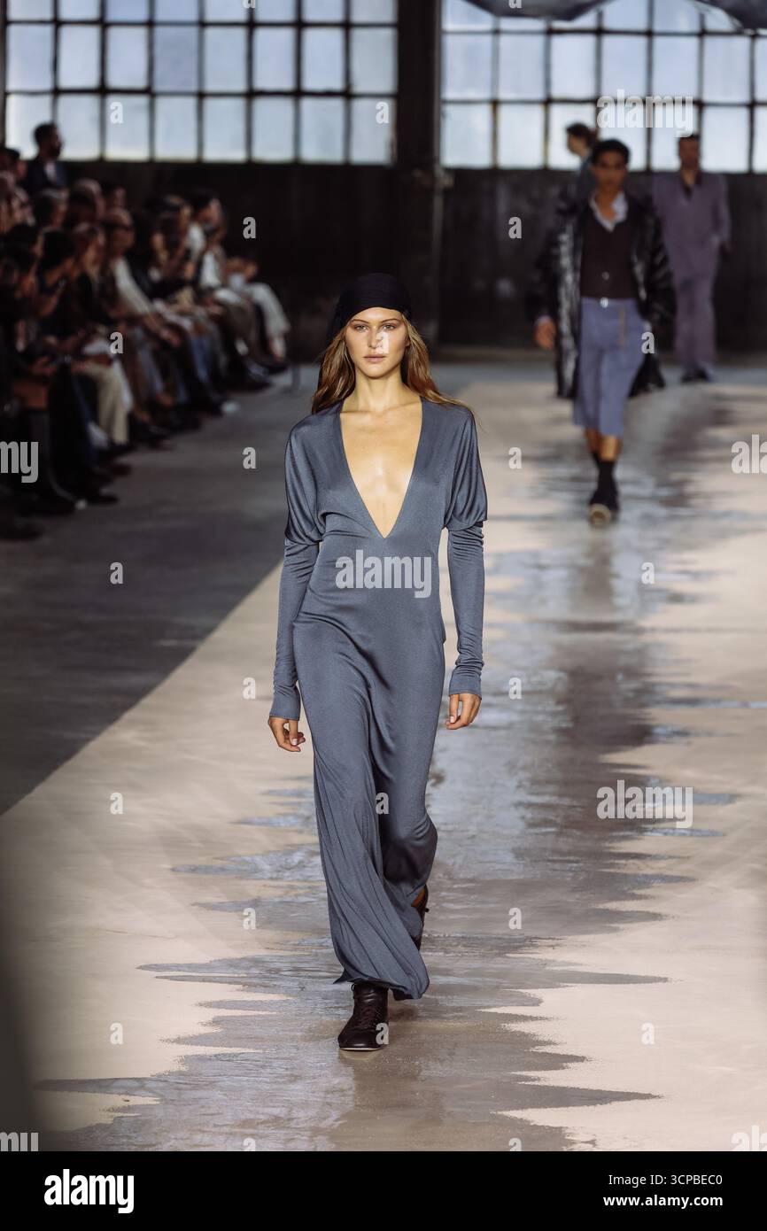 Women's spring summer 2026 fashion show hi-res stock photography and ...