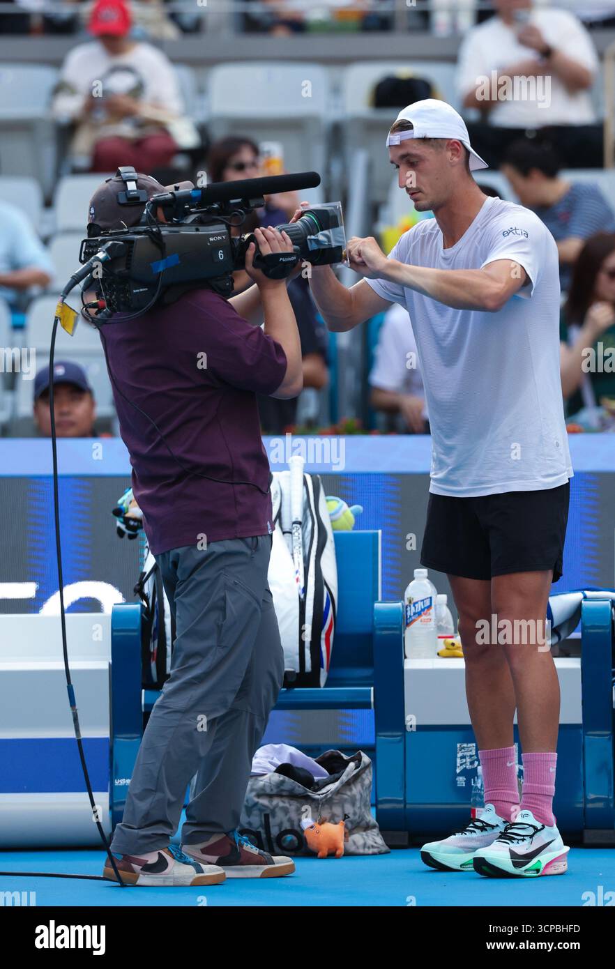(250925) -- BEIJING, Sept. 25, 2025 (Xinhua) -- Terence Atmane (R ...