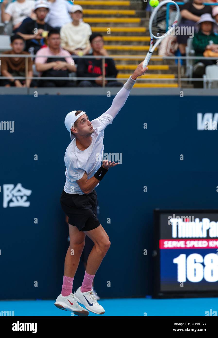 (250925) -- BEIJING, Sept. 25, 2025 (Xinhua) -- Terence Atmane serves ...