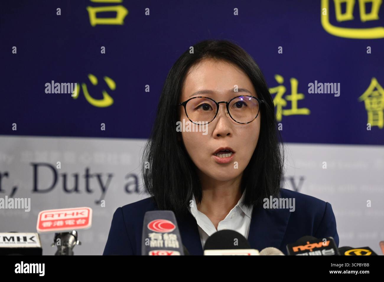 Cheung Wai-shan, Chief Inspector of Police in Western District, meeting ...