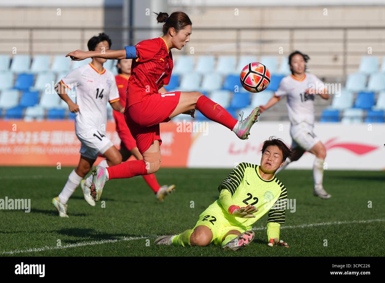 (250925) -- DALIAN, Sept. 25, 2025 (Xinhua) -- Sun Fangxin (top) of ...