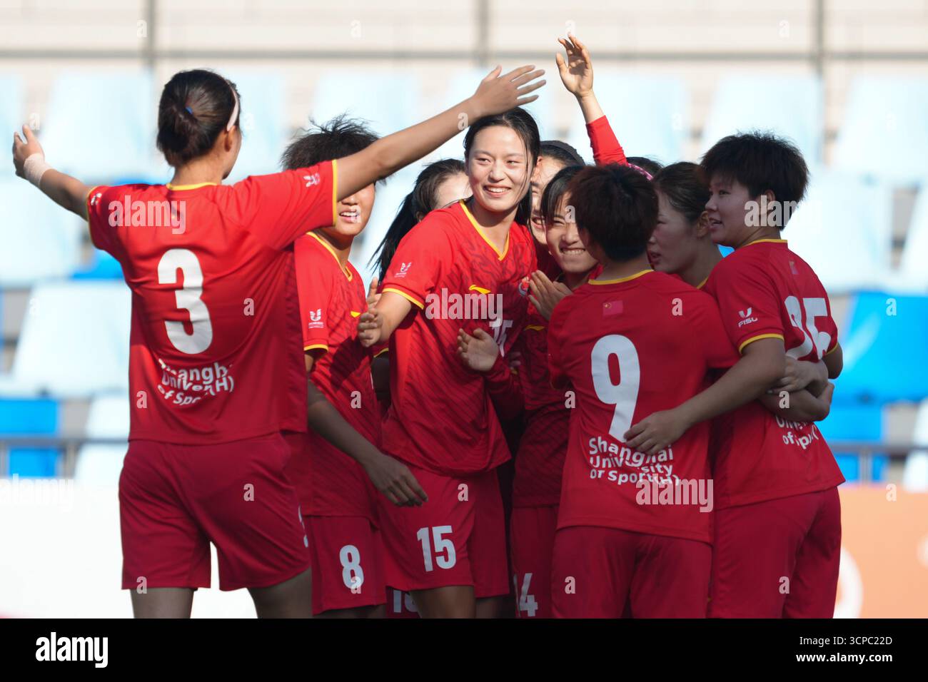 (250925) -- DALIAN, Sept. 25, 2025 (Xinhua) -- Players of Shanghai ...
