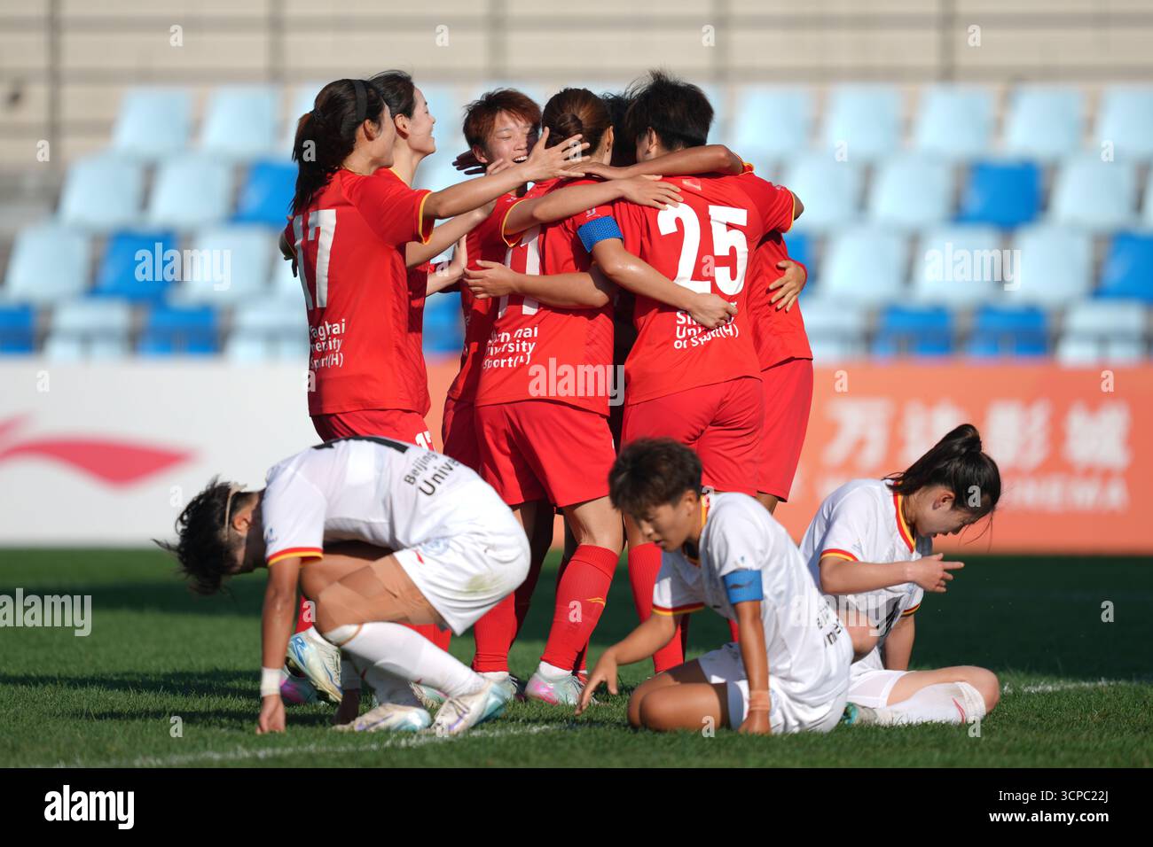 (250925) -- DALIAN, Sept. 25, 2025 (Xinhua) -- Players of Shanghai ...
