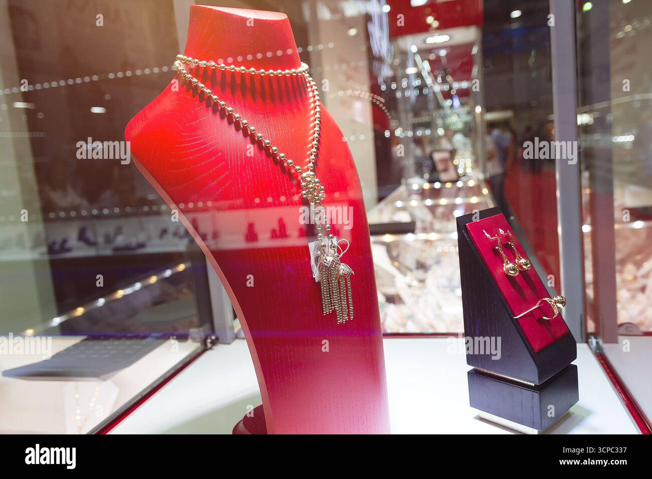 Tiffany jewelry showcase hi-res stock photography and images - Alamy