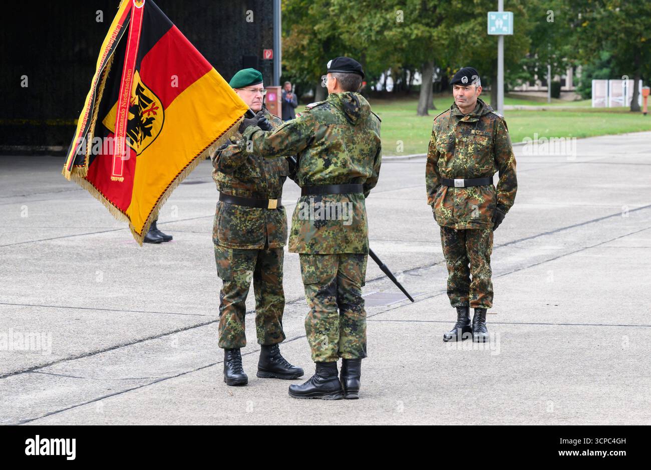 Hanover, Germany. 25th Sep, 2025. Colonel Dirk Waldau (2nd from left ...