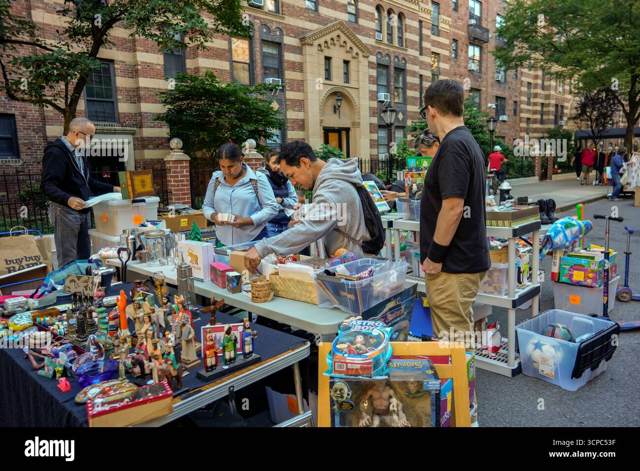 Shoppers browse vintage and used merchandise at a fall flea market in ...