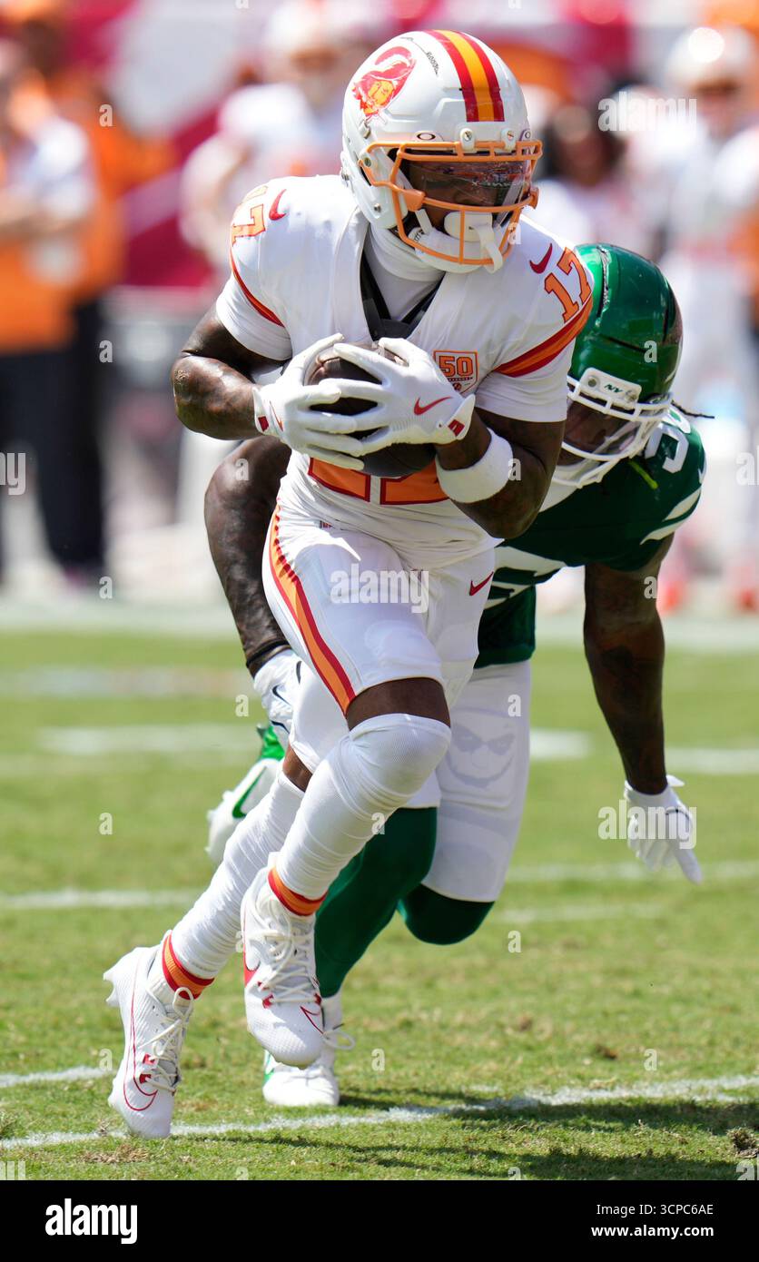 Tampa Bay Buccaneers wide receiver Sterling Shepard (17) catches a pass ...