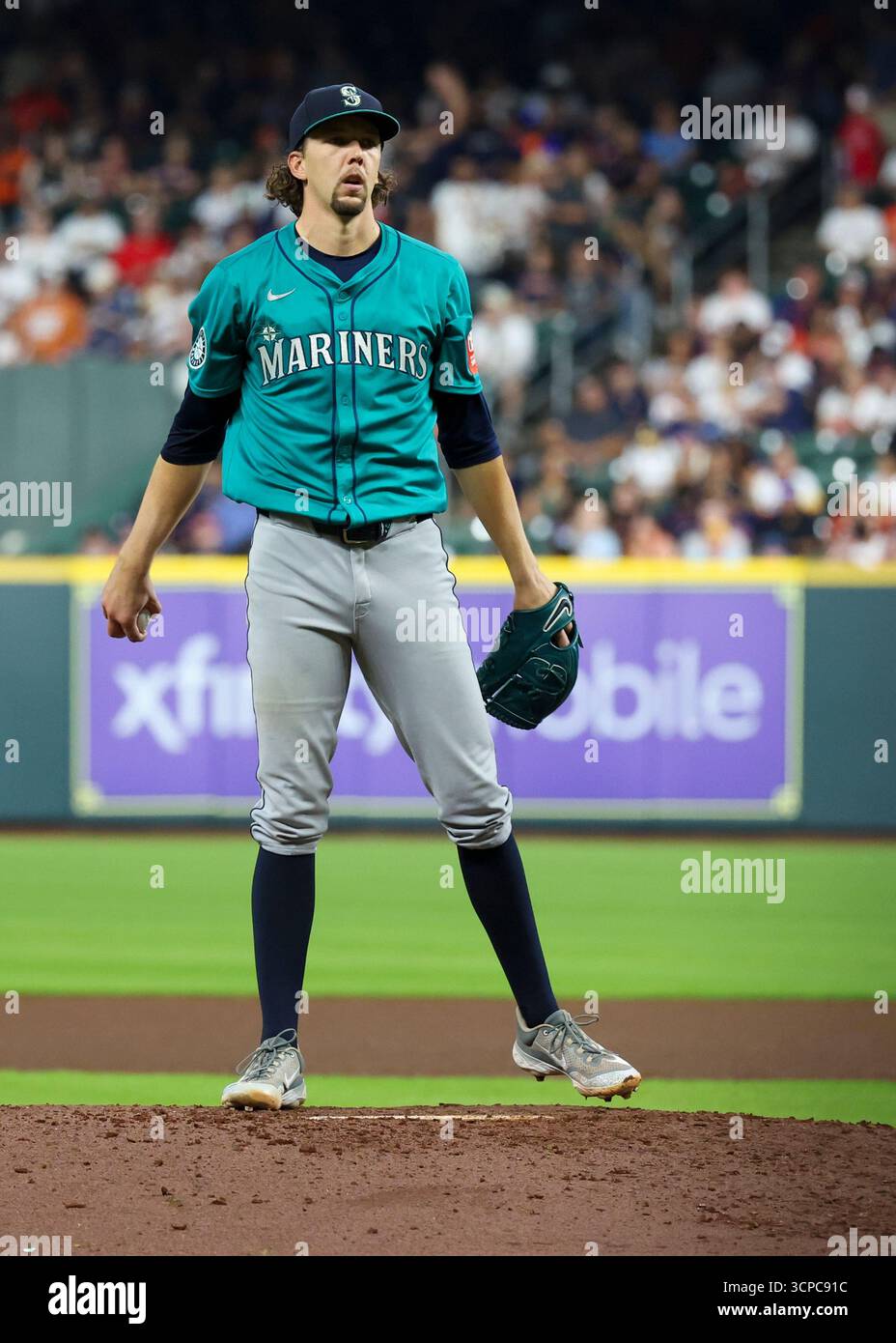 HOUSTON, TX - SEPTEMBER 21: Seattle Mariners starting pitcher Logan ...