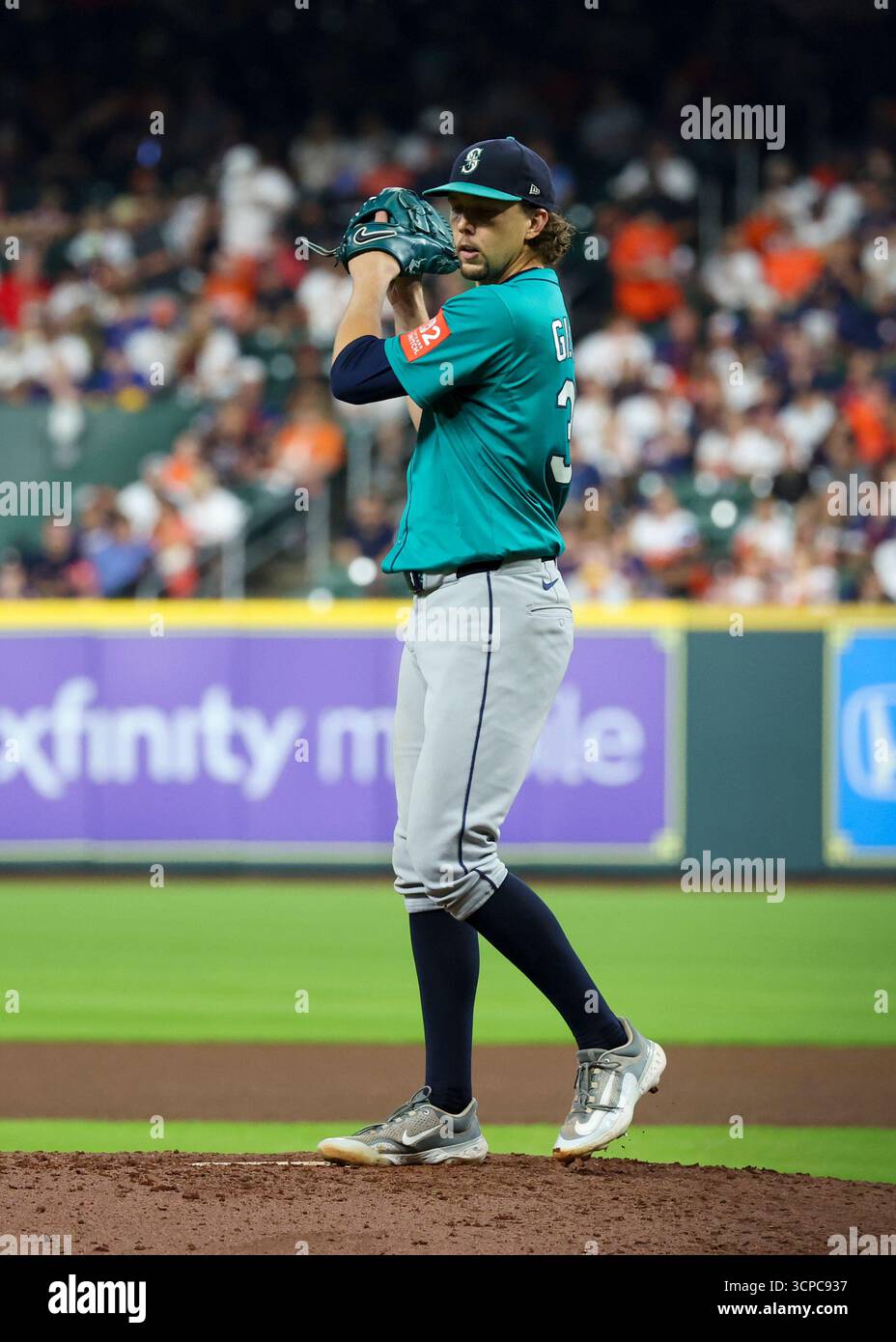 HOUSTON, TX - SEPTEMBER 21: Seattle Mariners starting pitcher Logan ...