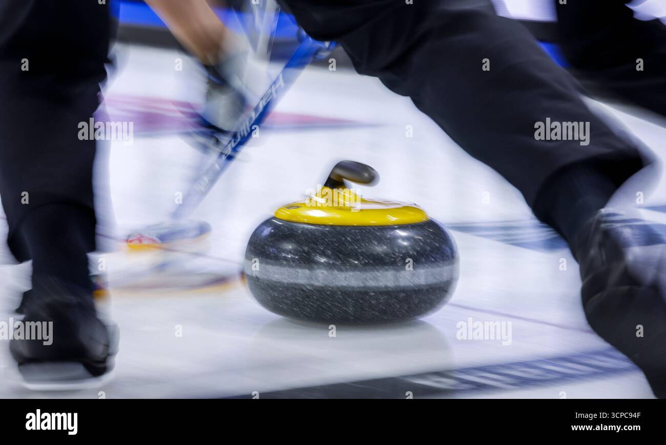A Winnipeg pilot project offers arena ice and rocks in a curling club ...