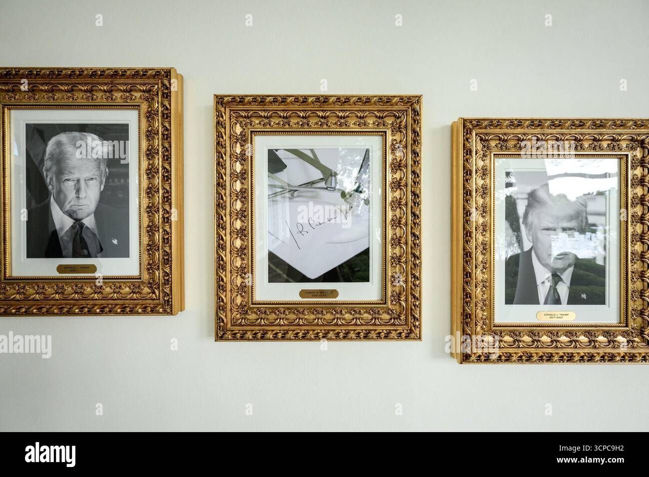 Donald trump signature hi-res stock photography and images - Alamy