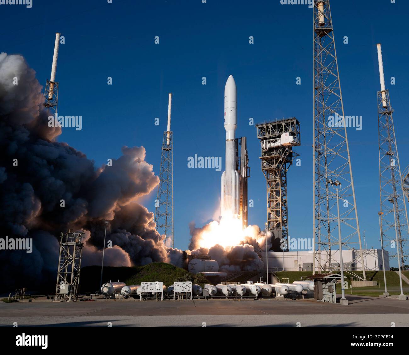 A United Launch Alliance (ULA) Atlas rocket launches a payload of 27 ...