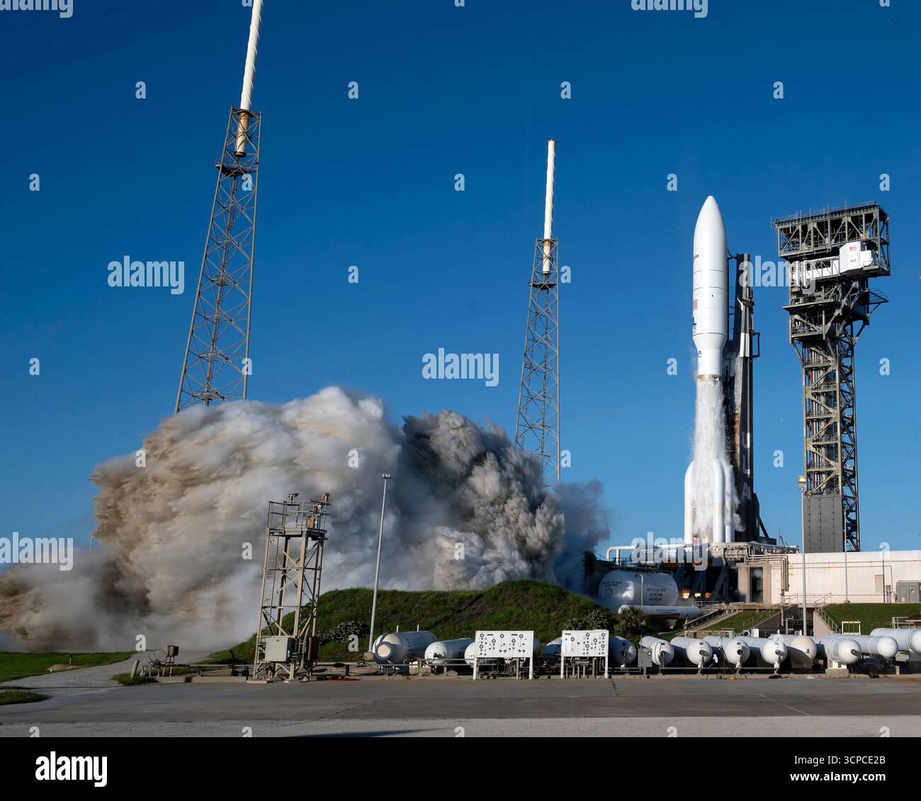 A United Launch Alliance (ULA) Atlas rocket launches a payload of 27 ...