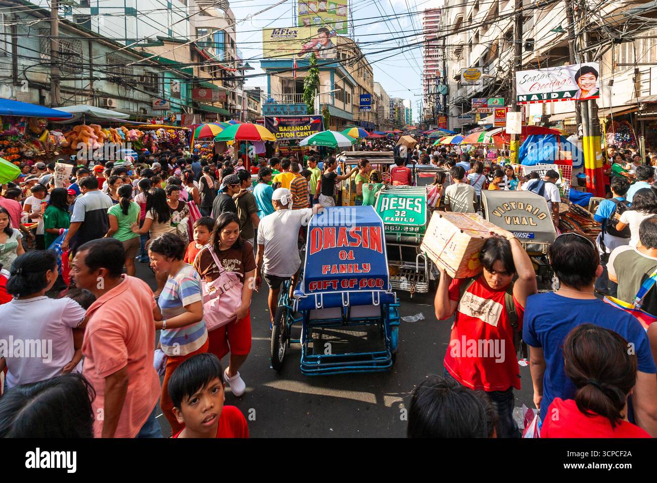 Very crowded street during Christmas holiday rush in downtown Manila ...