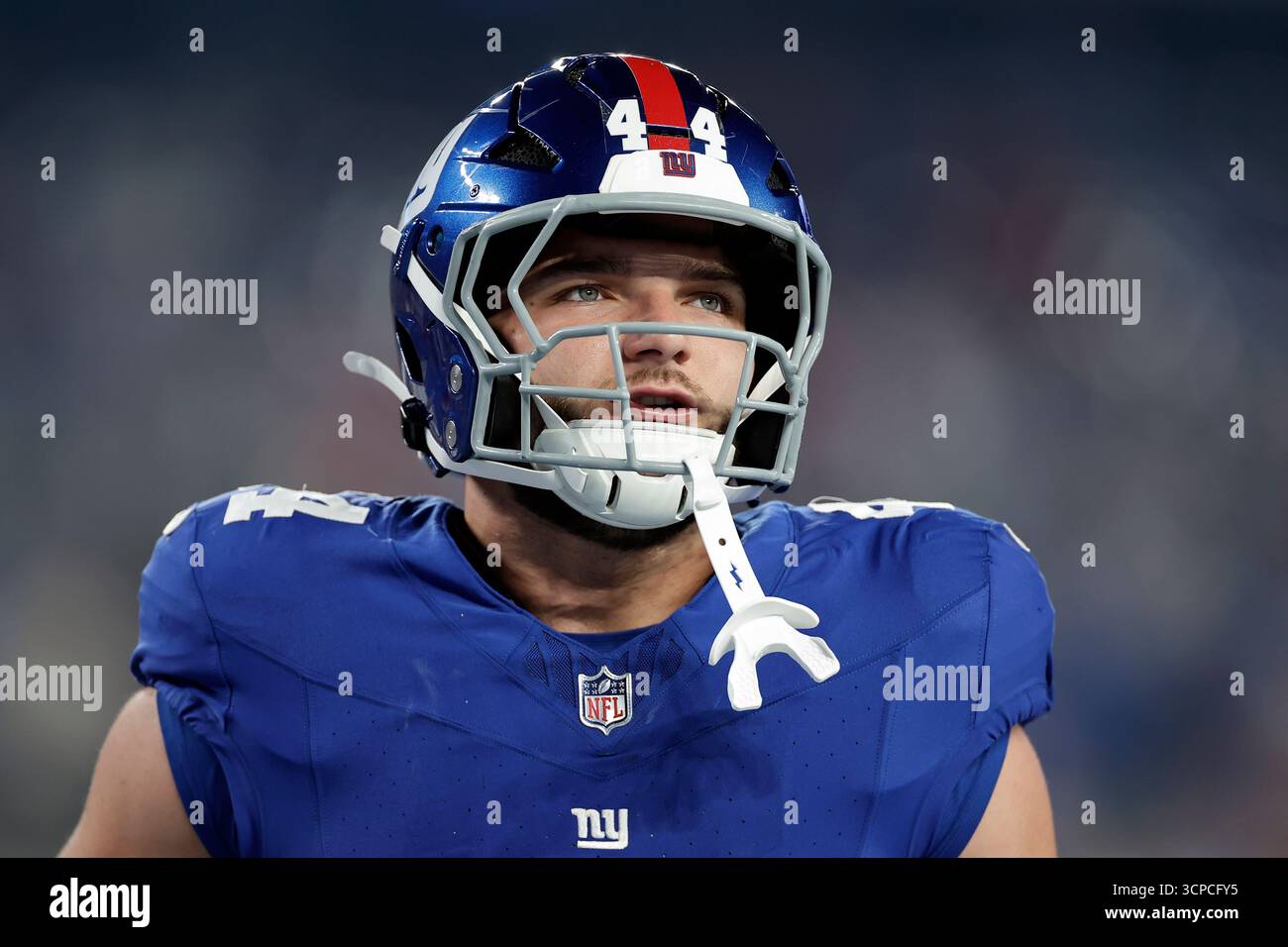 New York Giants running back Cam Skattebo (44) warms up before an NFL ...