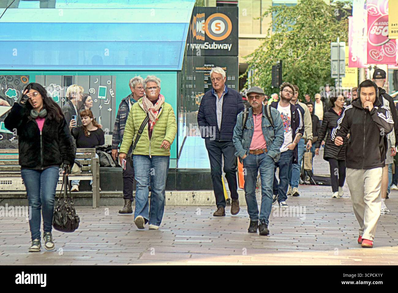 Glasgow, Scotland, UK. 25th September, 2025. UK Weather: Summer’returns ...
