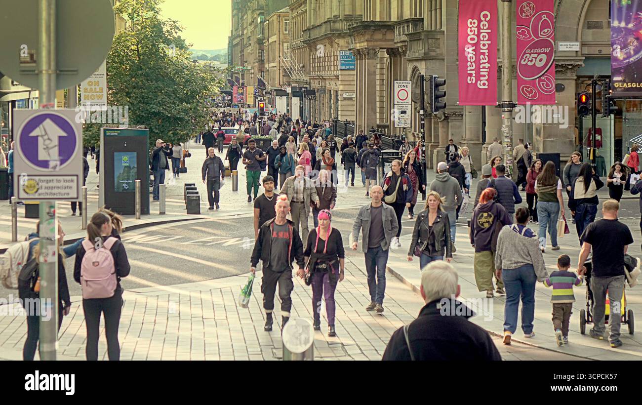 Glasgow, Scotland, UK. 25th September, 2025. UK Weather: Summer’returns ...
