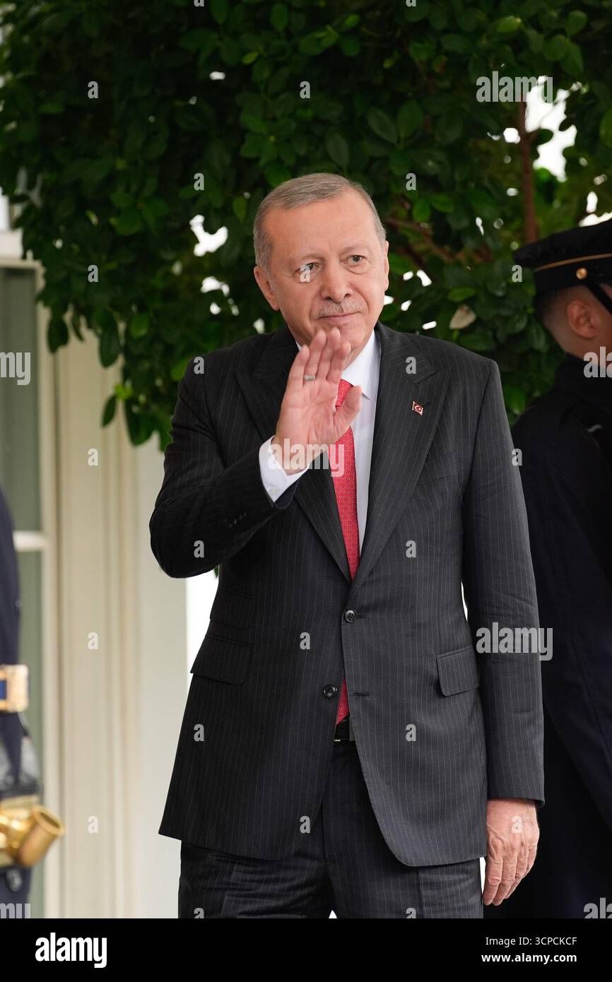 Turkish President Recep Tayyip Erdogan arrives at the White House in ...