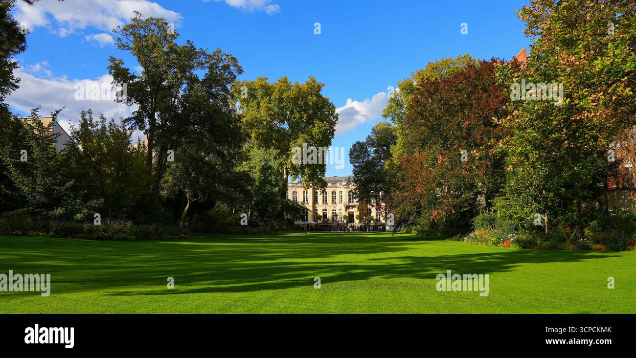 Gardens of the Hôtel de Matignon, the official residence of the French ...