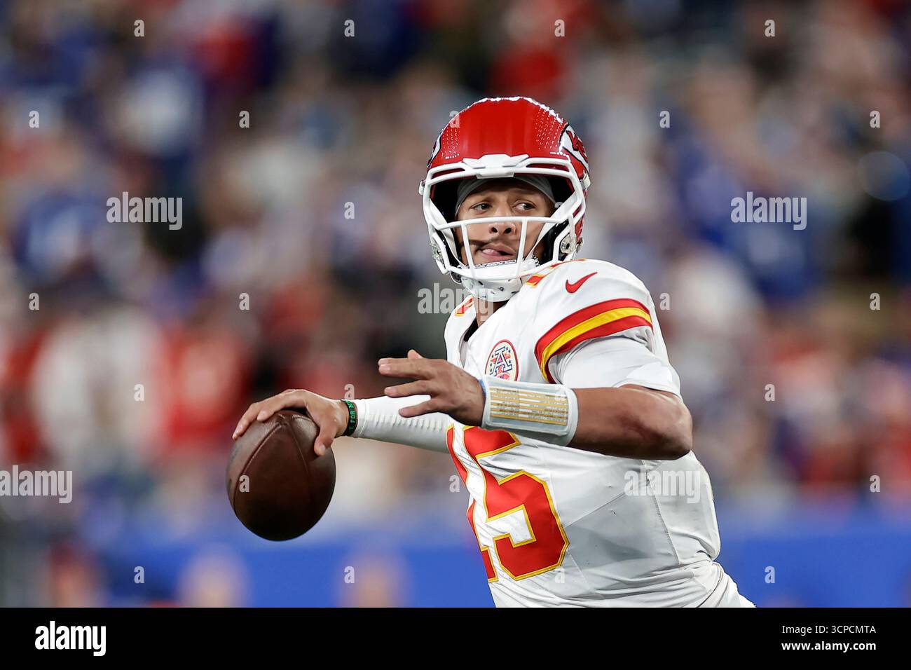 Kansas City Chiefs quarterback Patrick Mahomes (15) passes the ball ...