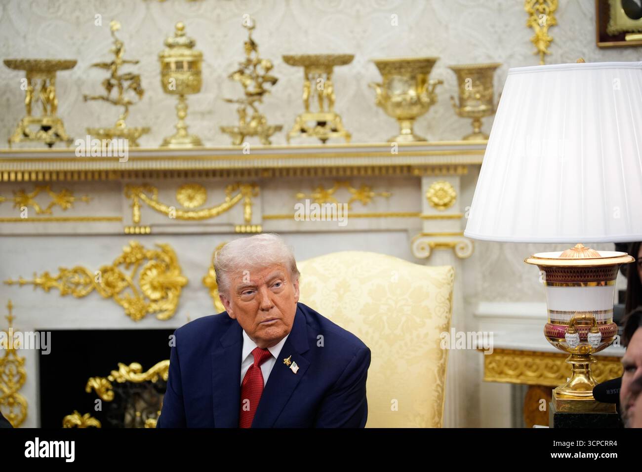 US President Donald Trump meets with Turkish President in the Oval ...