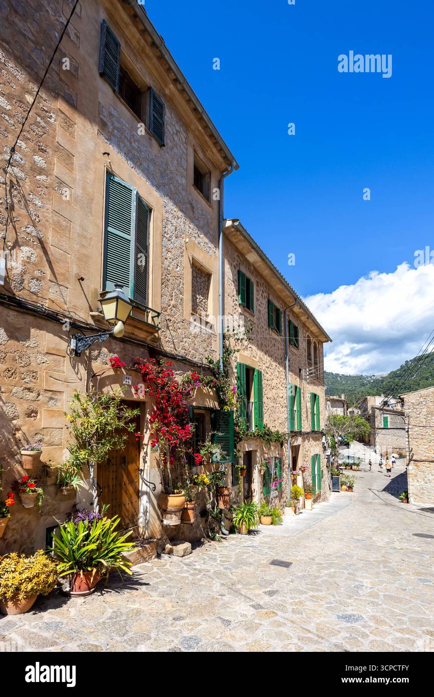 Valldemossa Dorf auf Mallorca Gebäude mit Blumen Reise in Spanien ...