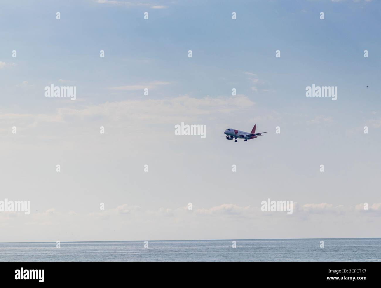 Jet just landing hi-res stock photography and images - Alamy