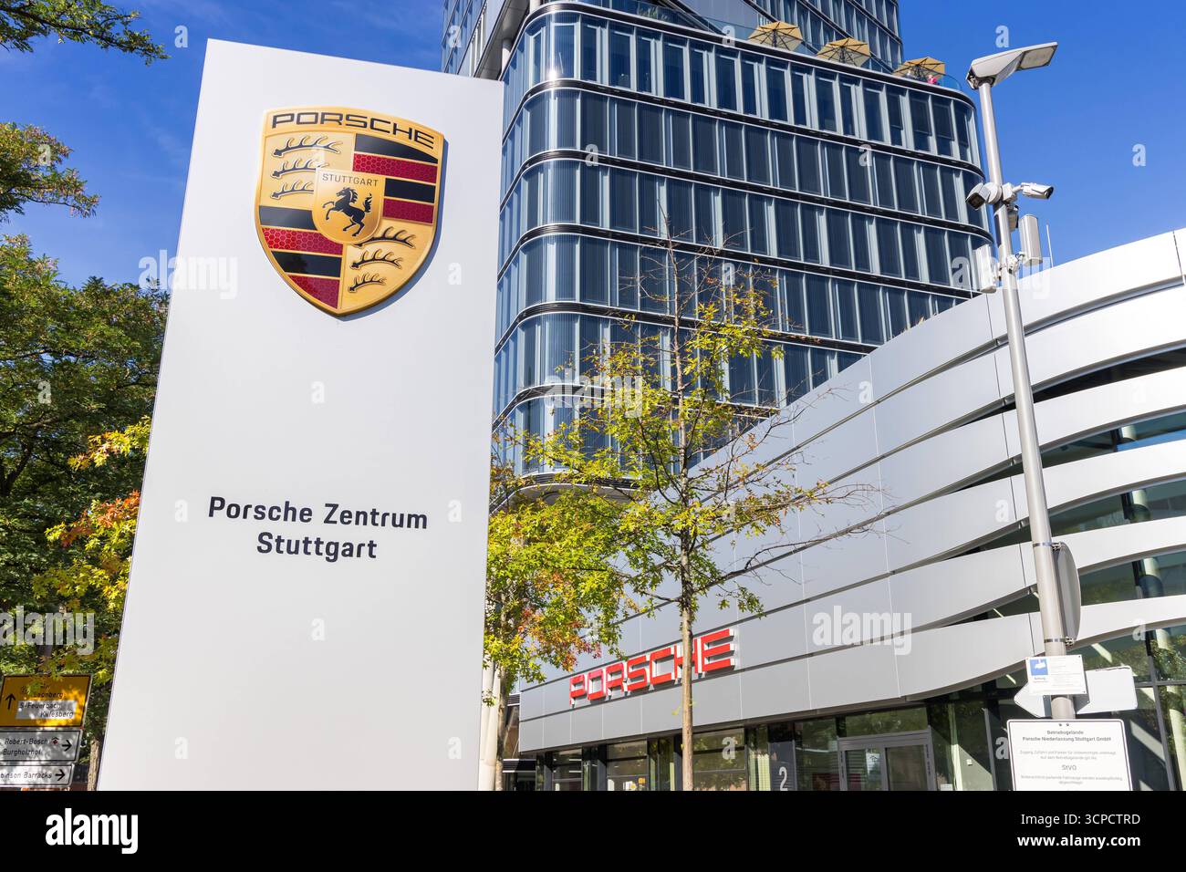 Porsche Design Tower Hochhaus und Porsche Zentrum Autohaus am ...