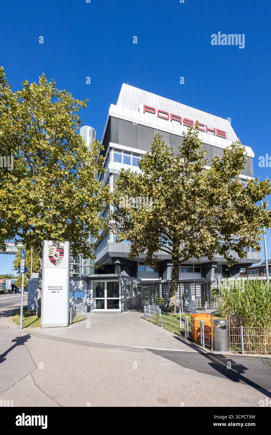 Porsche Zentrale mit Hauptsitz am Porscheplatz in Stuttgart ...
