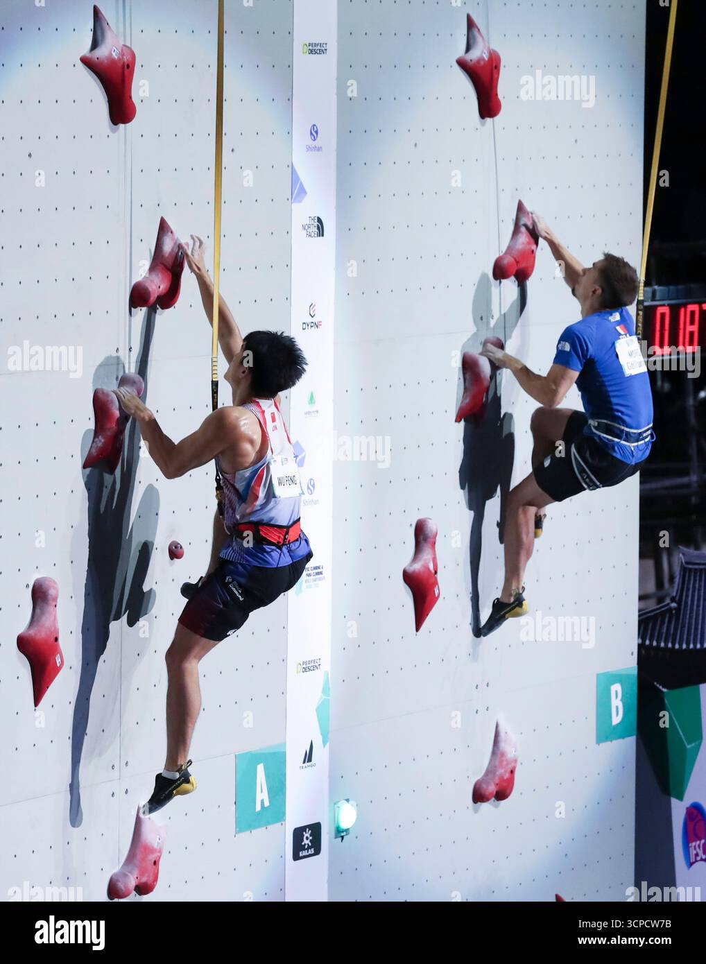 (250925) -- SEOUL, Sept. 25, 2025 (Xinhua) -- Wu Peng (L) of China ...