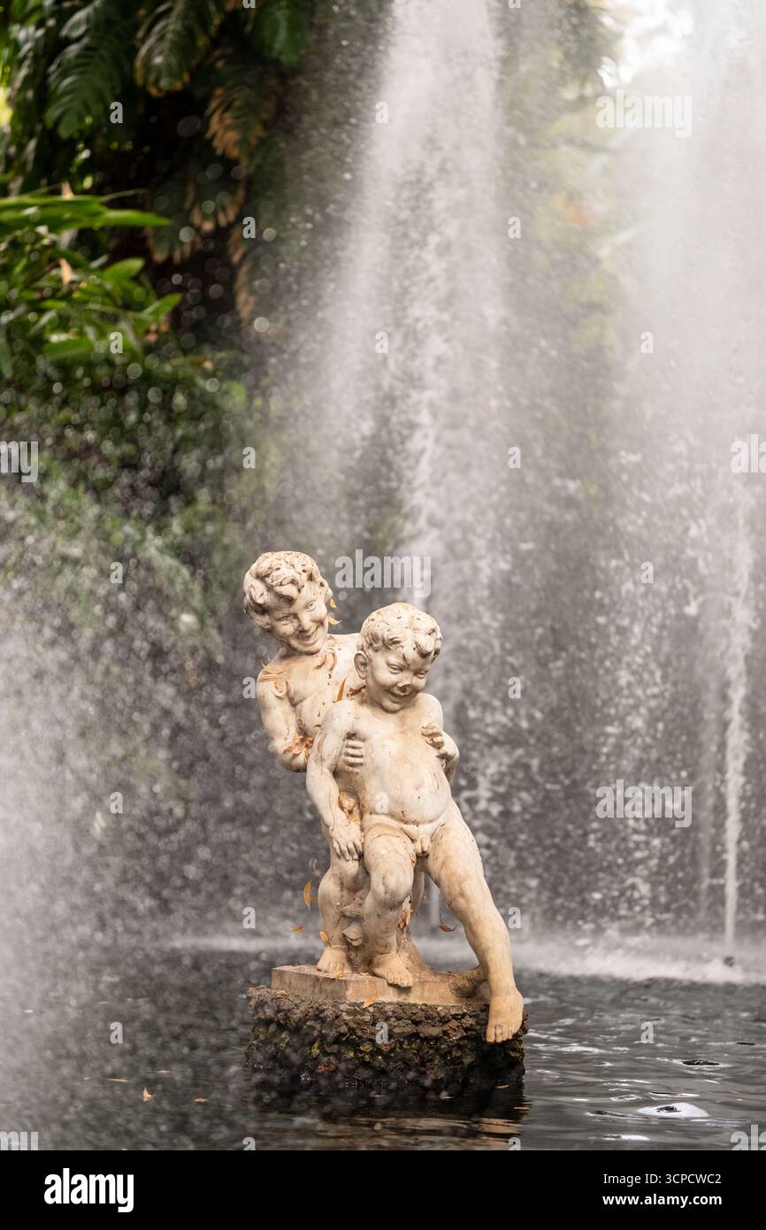 Two cherubic figures hi-res stock photography and images - Alamy
