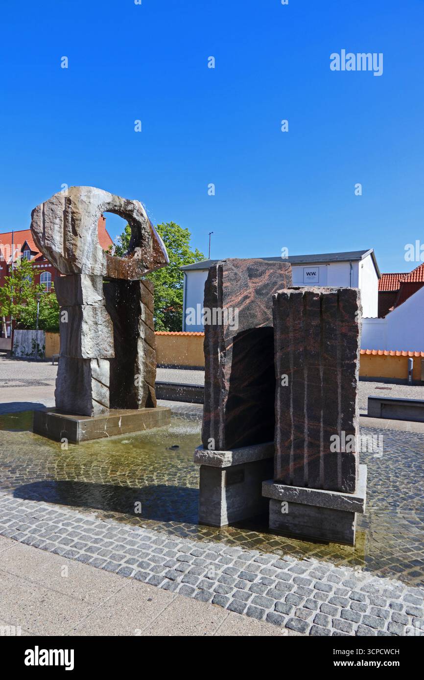 Water fountain with artwork hi-res stock photography and images - Alamy