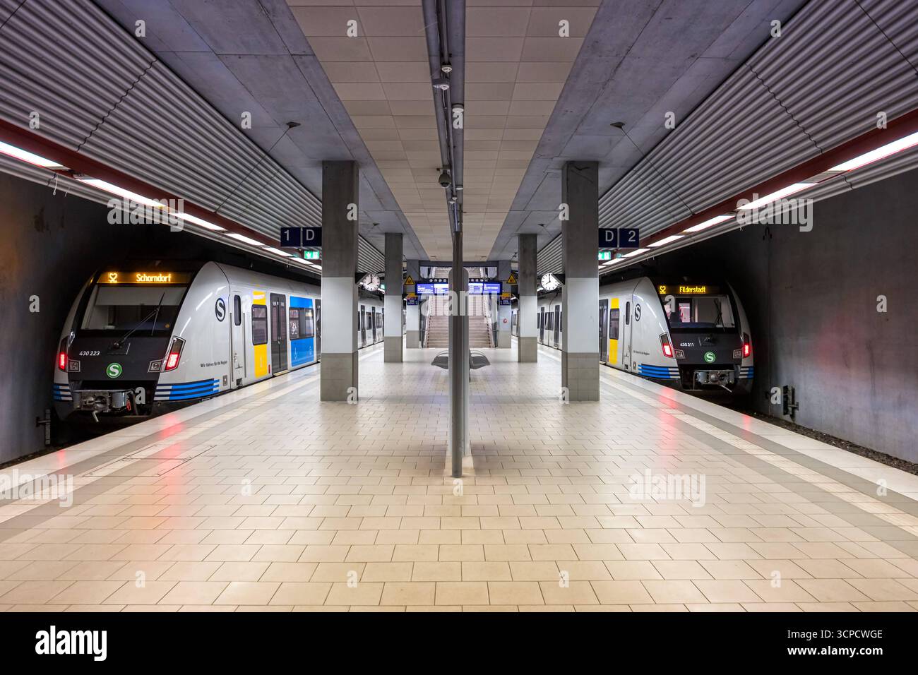 Züge der S-Bahn Stuttgart der Deutsche Bahn DB Regio der Baureihe 430 ...