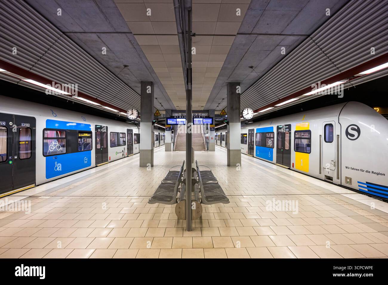 Züge der S-Bahn Stuttgart der Deutsche Bahn DB Regio der Baureihe 430 ...