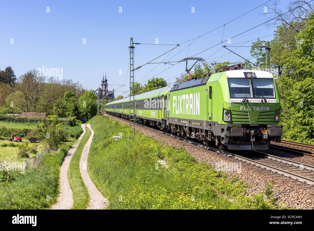 Flixtrain Fernverkehr Eisenbahn Zug von Flix in Bruchsal, Deutschland ...