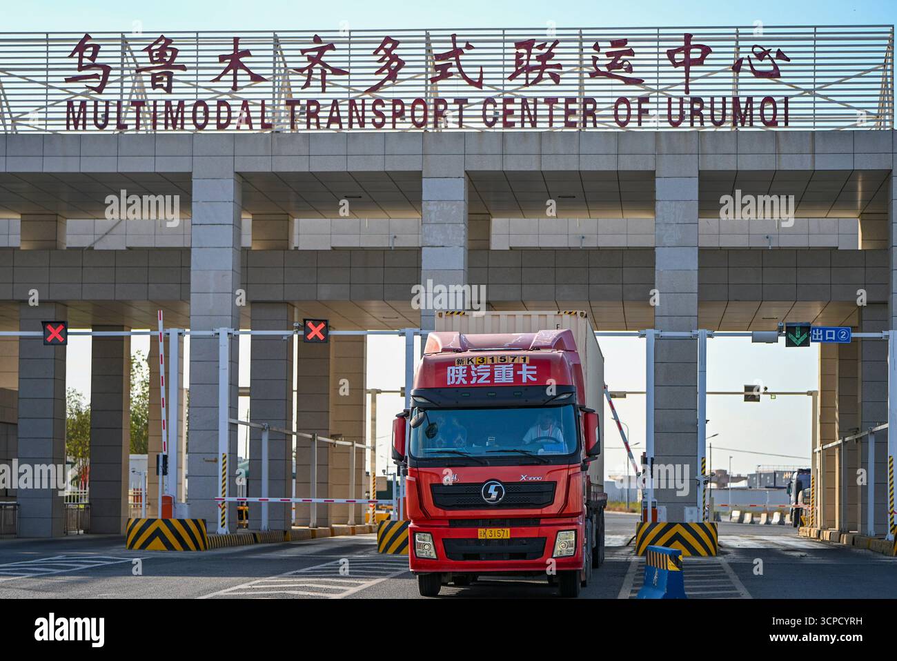(250925) -- URUMQI, Sept. 25, 2025 (Xinhua) -- A truck enters the ...