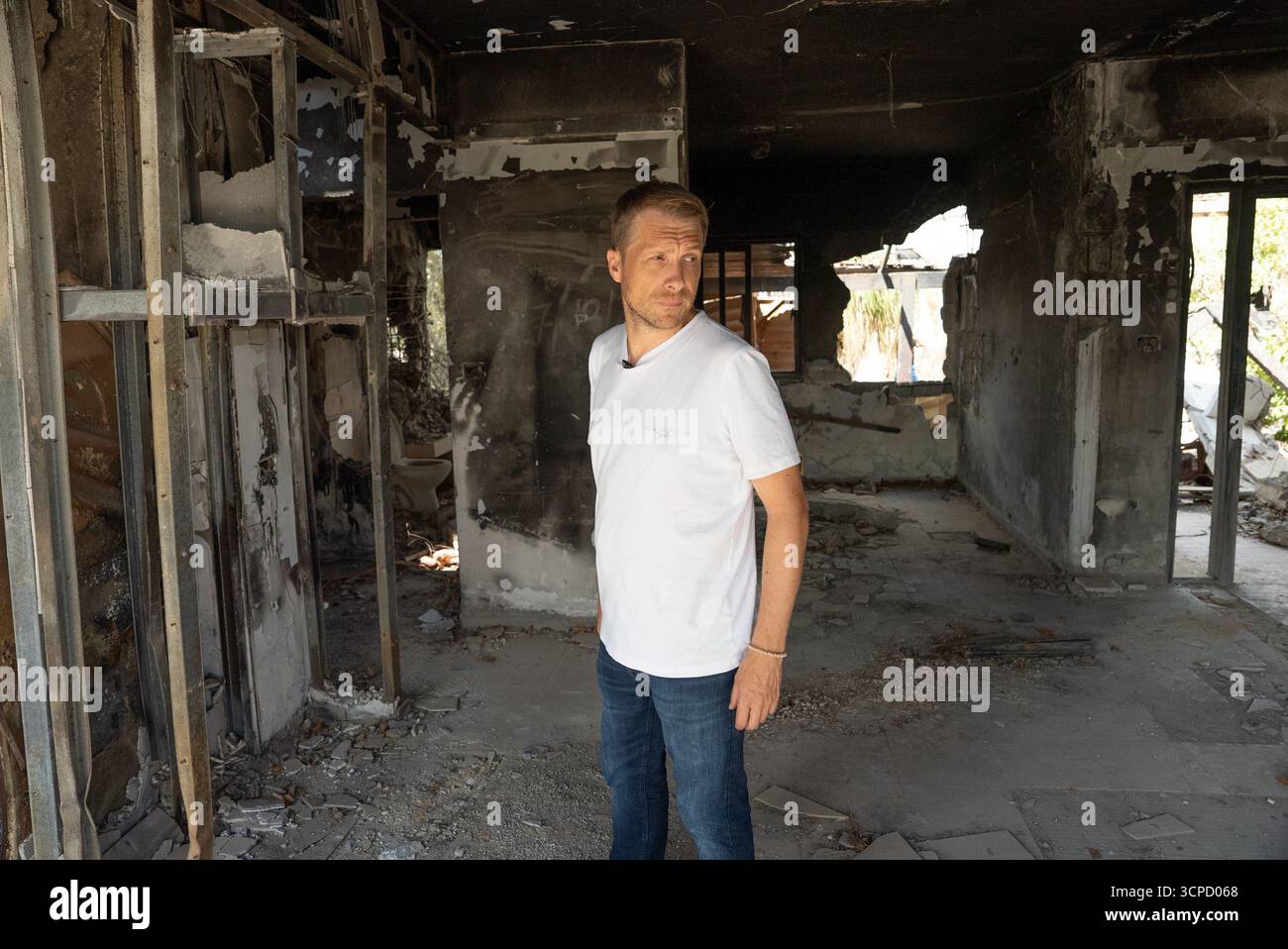 25 September 2025, Israel, Nir Oz: Comedian Oliver Pocher visits the ...