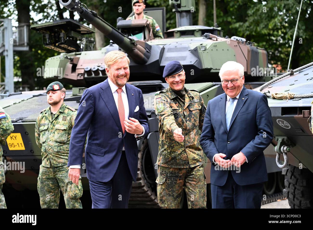 v.l. Koenig WILLEM-ALEXANDER der Niederlande Generallleutnant Peter ...