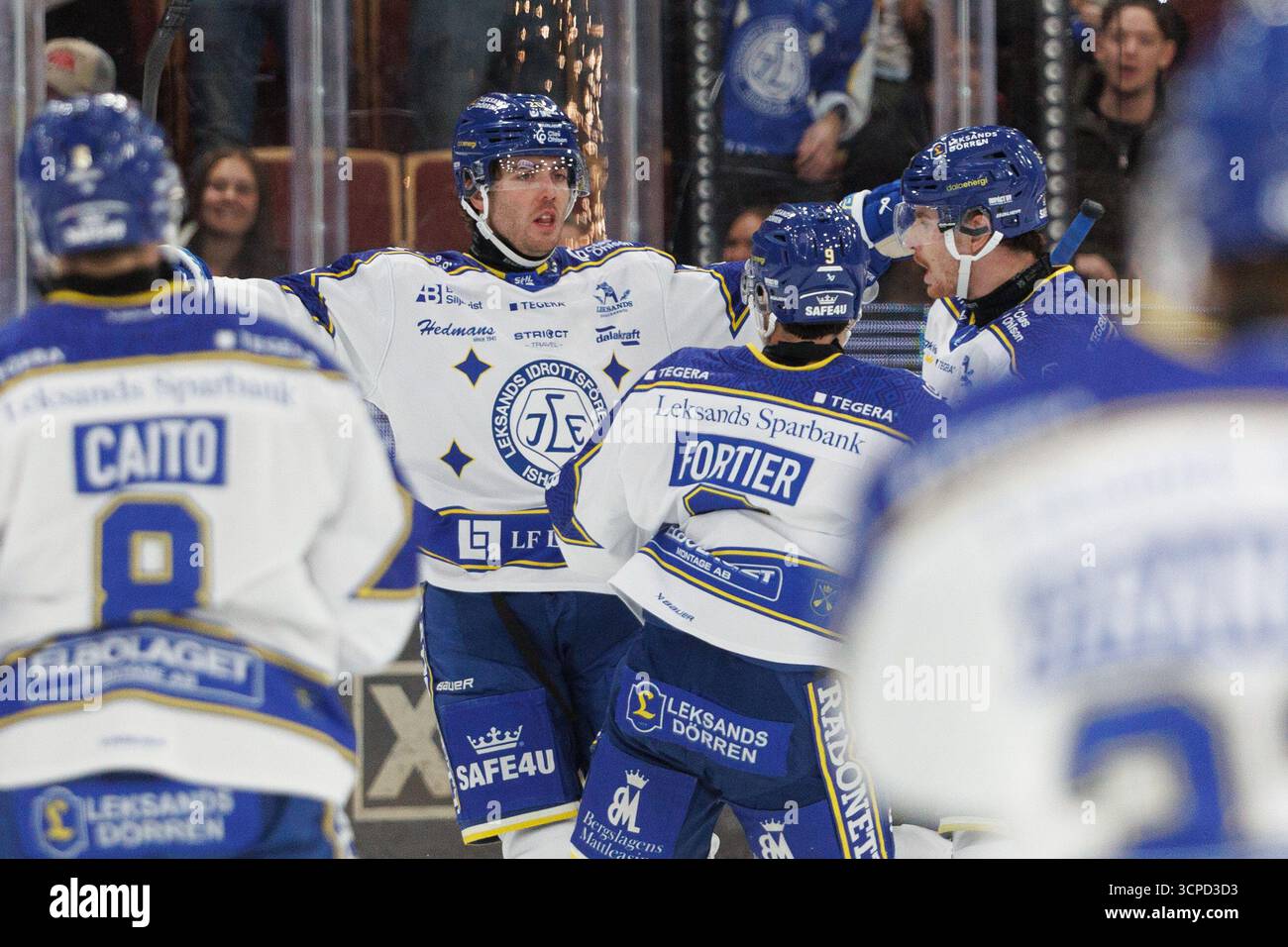 250925 Leksands Nolan Stevens jublar efter 1-0 under ishockeymatchen i ...