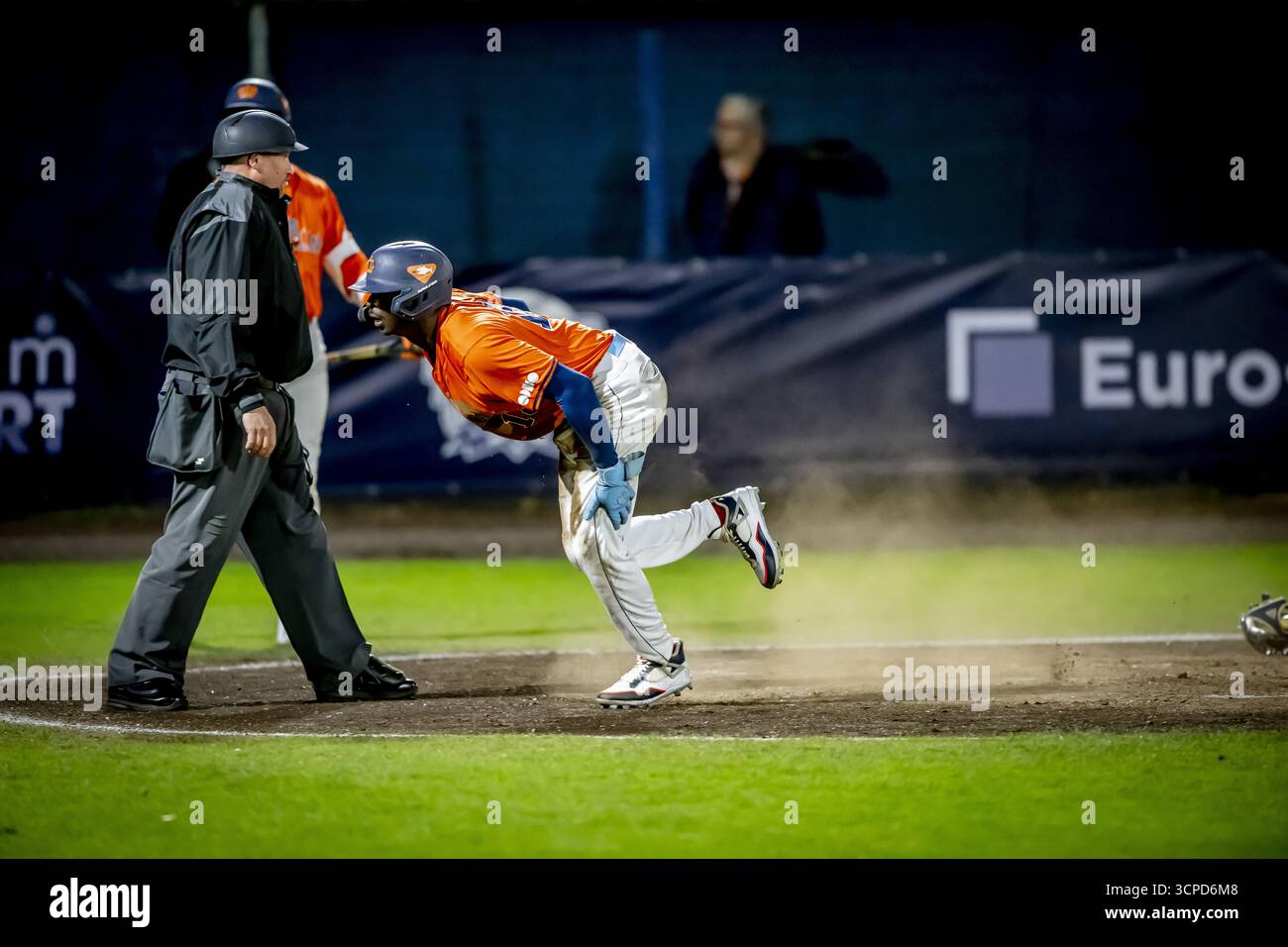 ROTTERDAM - Dutch baseball player GREGORIUS Didi scores the 1-1 draw ...