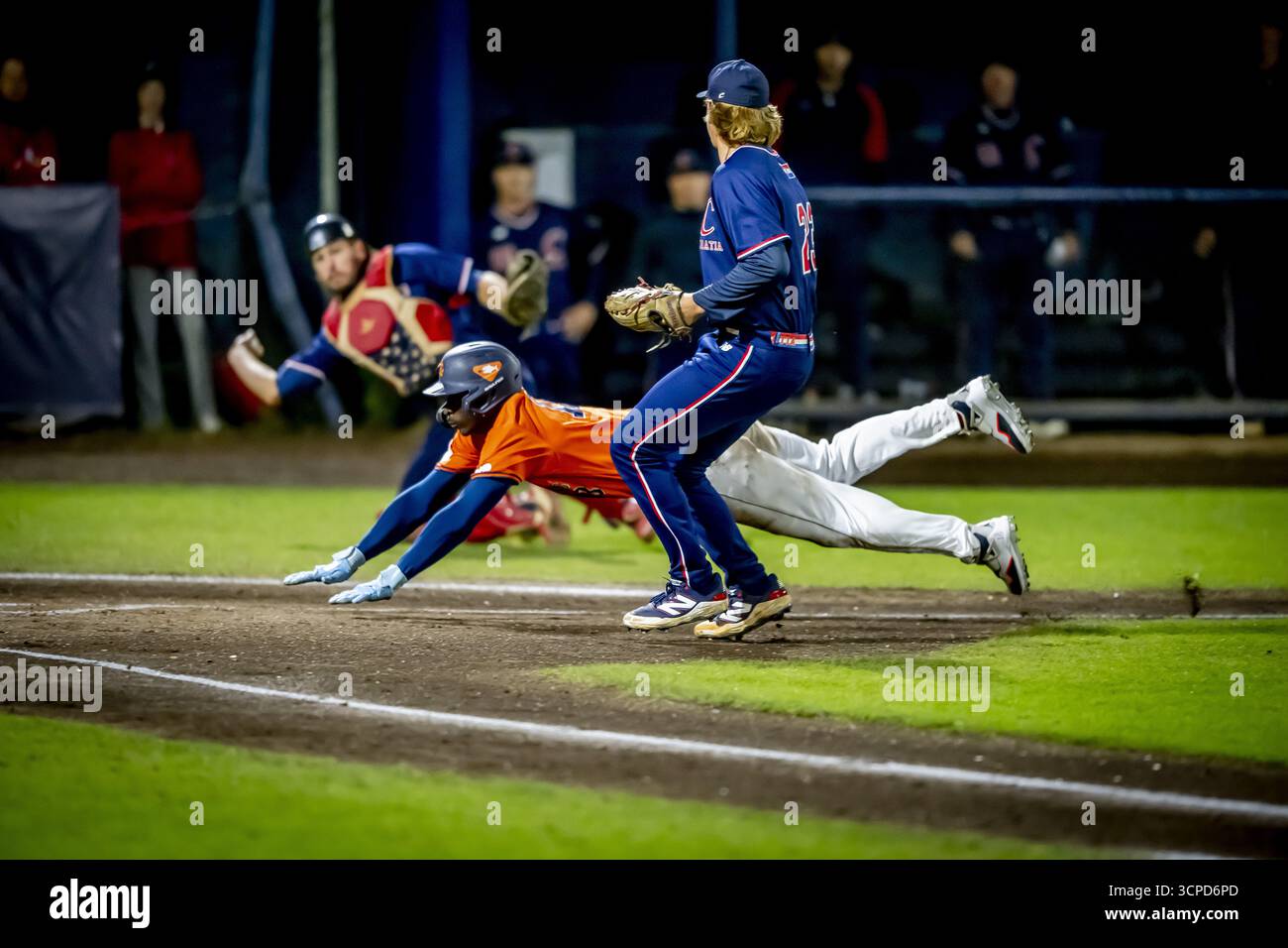 ROTTERDAM - Dutch baseball player GREGORIUS Didi scores the 1-1 draw ...