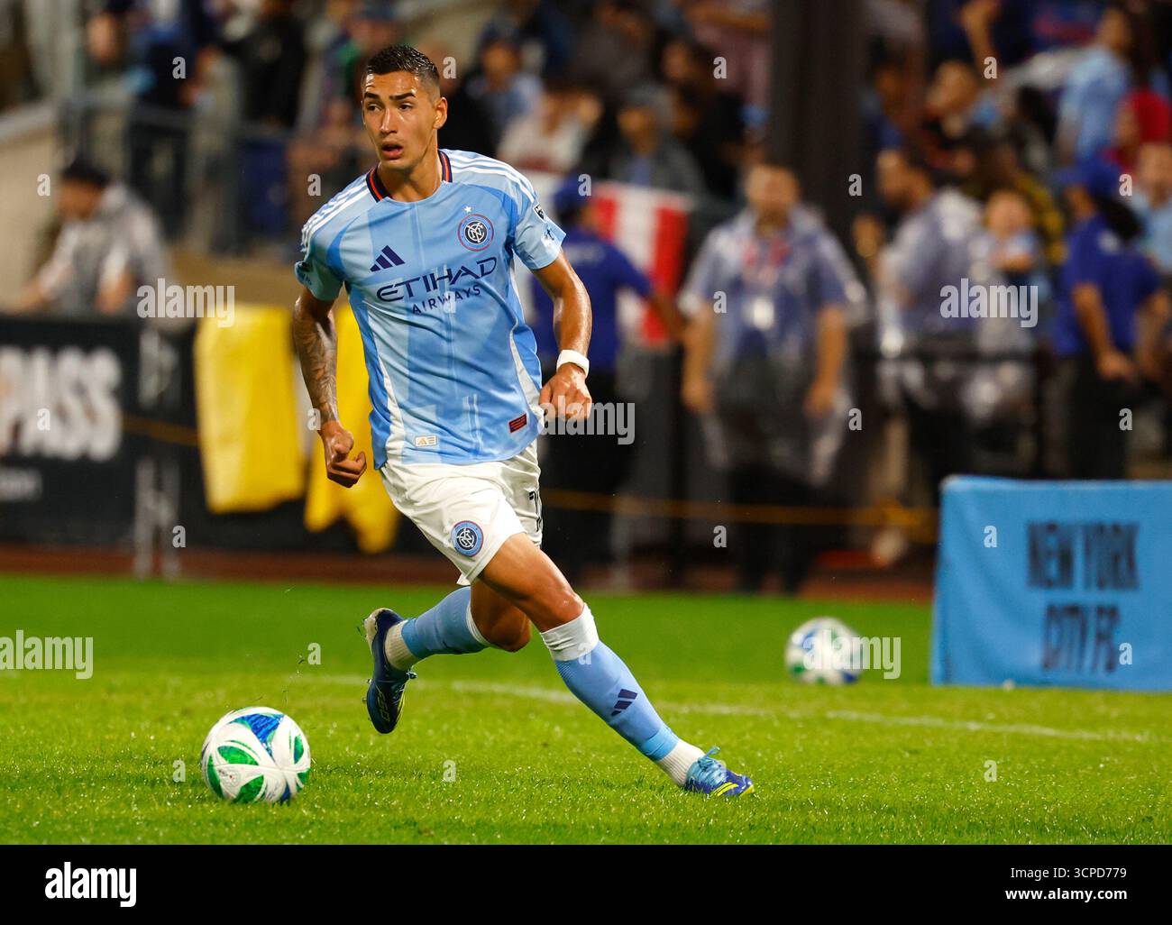 New York City FC forward Julián Fernández (11) plays the ball against ...