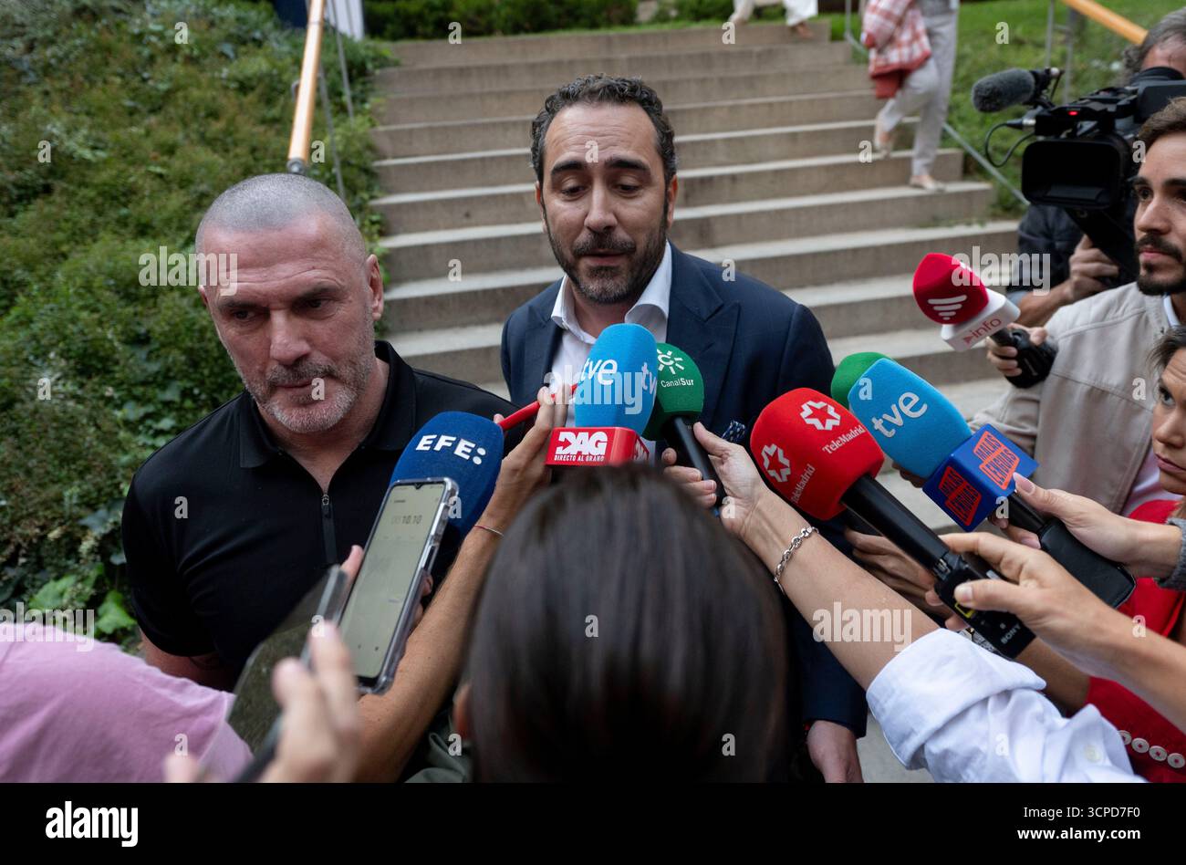 The businessman Víctor de Aldama (right) and the leader of Desokupa ...
