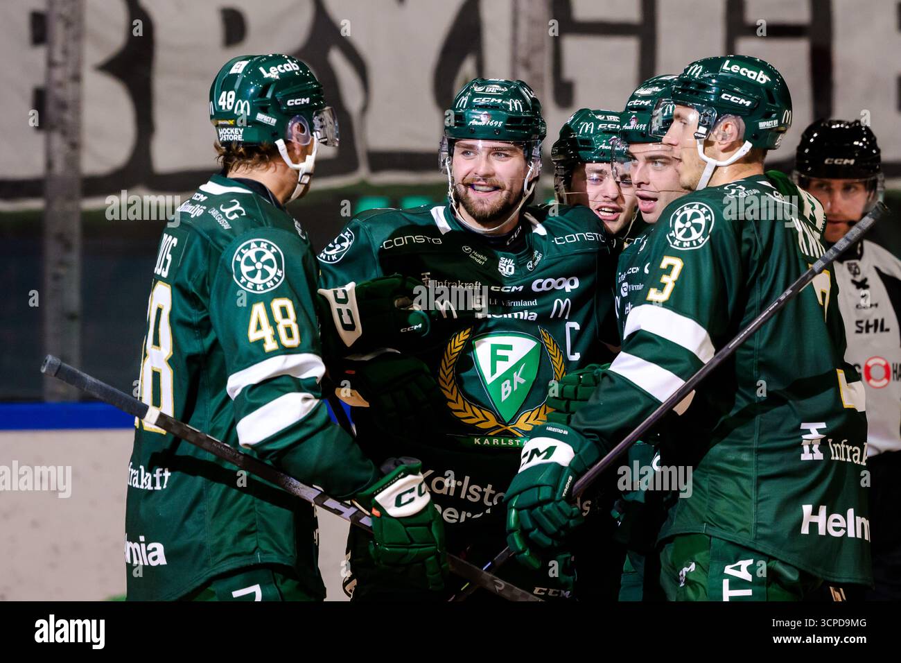 250925 Färjestads Linus Johansson och Viktor Lodin jublar efter 2-0 under ishockeymatchen i SHL ...