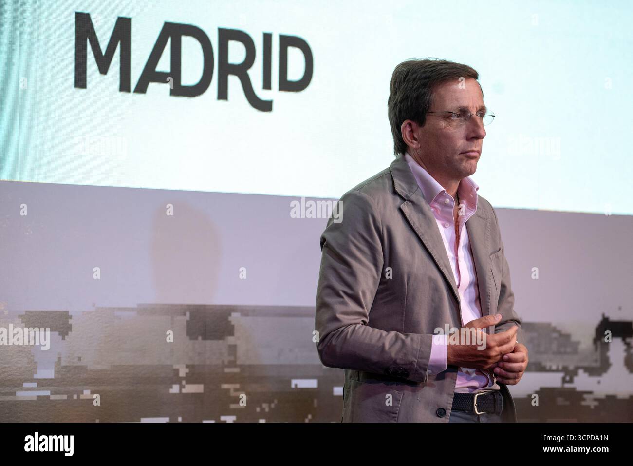 The mayor of Madrid, José Luis Martínez-Almeida, speaks with the award ...
