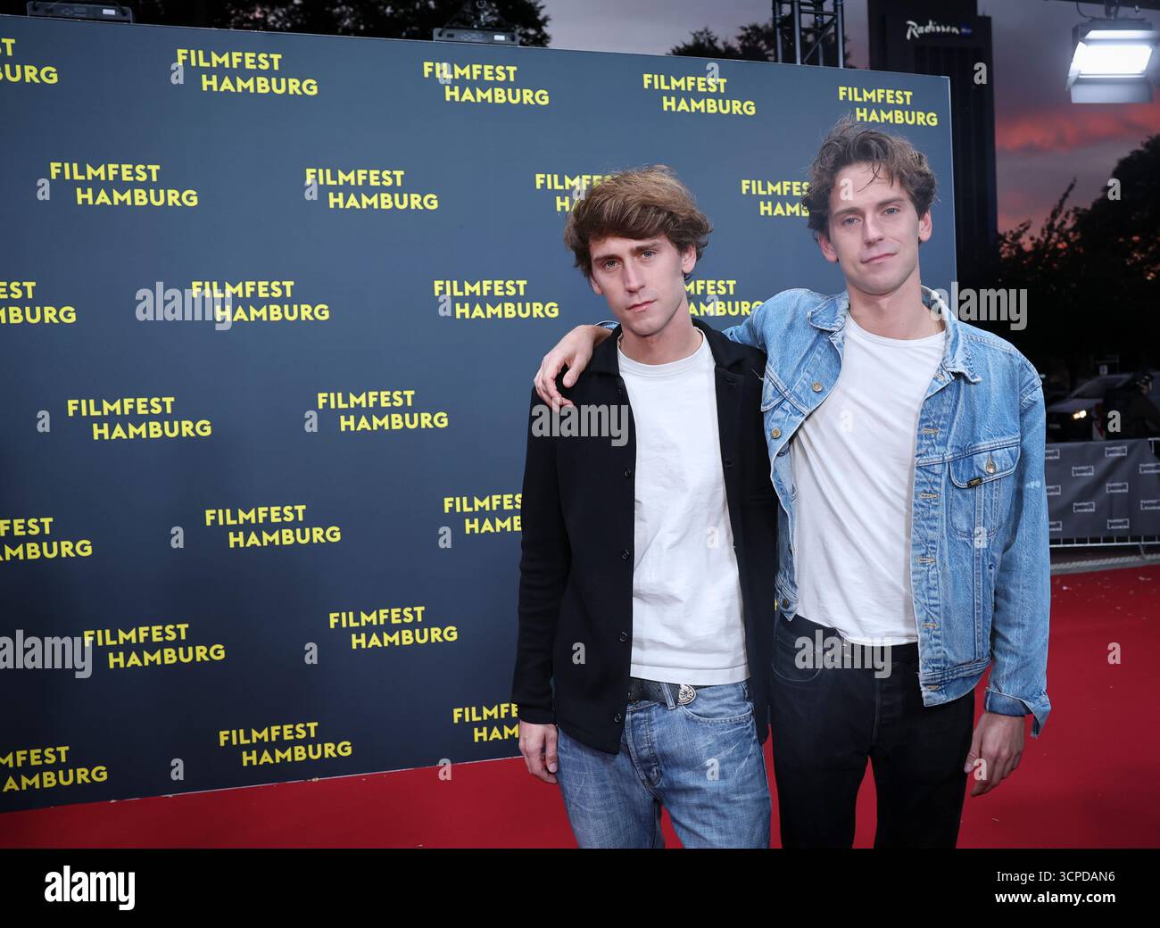 25 September 2025, Hamburg: The twins Oskar Belton (l) and Emil Belton ...