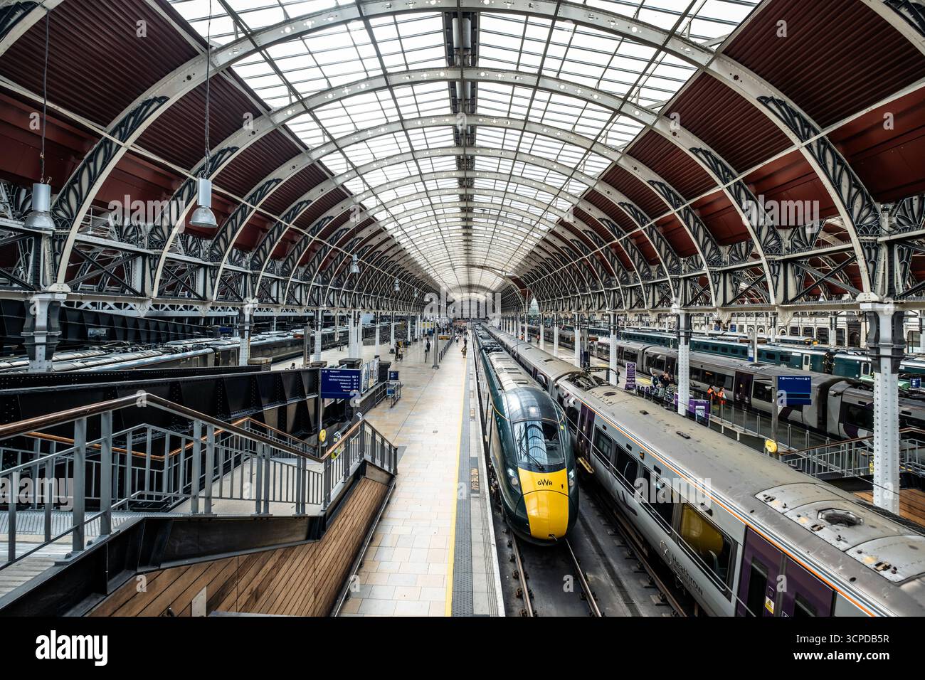 London Paddington Railway Station with GWR and Heathrow Express Trains ...
